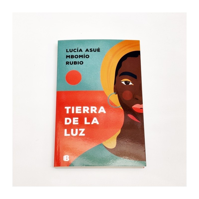 Tierra de la Luz - Lucía Mbomío | Novela sobre Explotación y ...